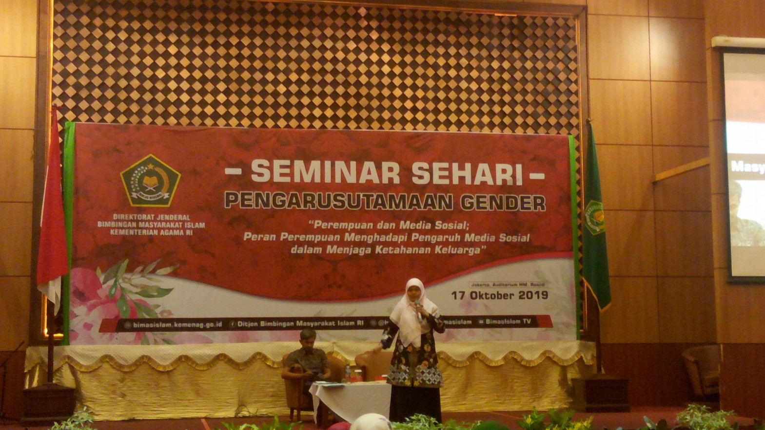 Bijak Bermain Media Sosial, Perempuan Wajib Tahu Ini! - Catatan Ludy